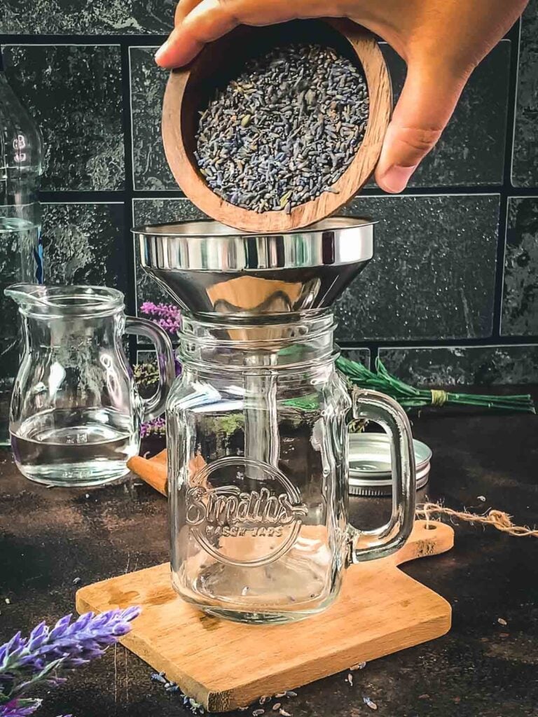 Homemade Lavender Extract {2 Ingredients}